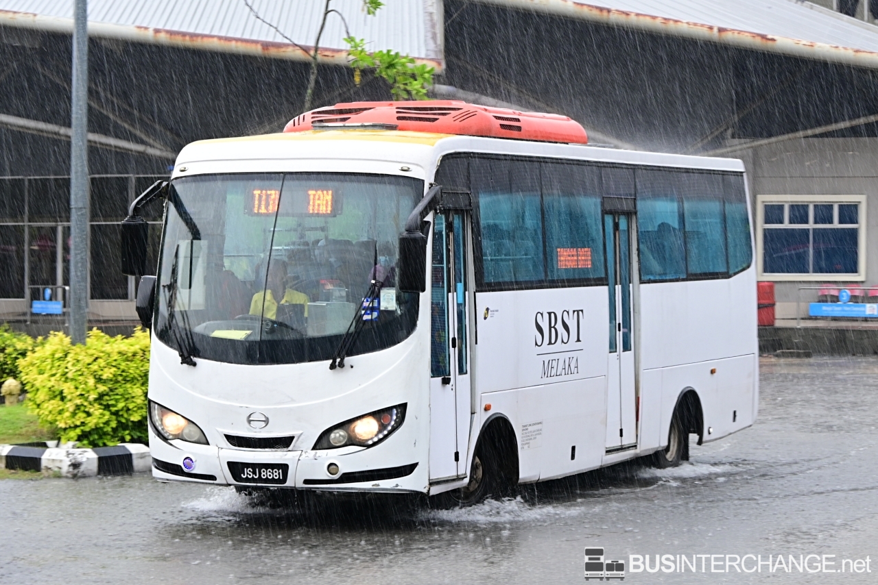 Bus T17 - BAS.MY Melaka Hino XZU720R (JSJ8681) | Bus Interchange
